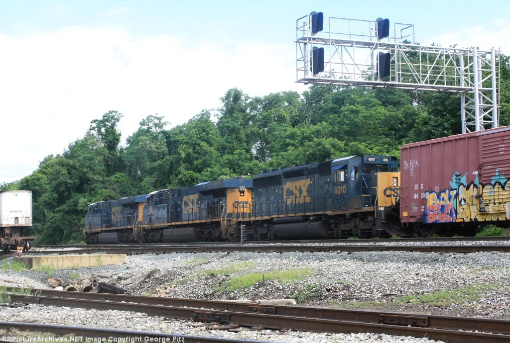 CSX 4010 westbound at Bay View interlocking